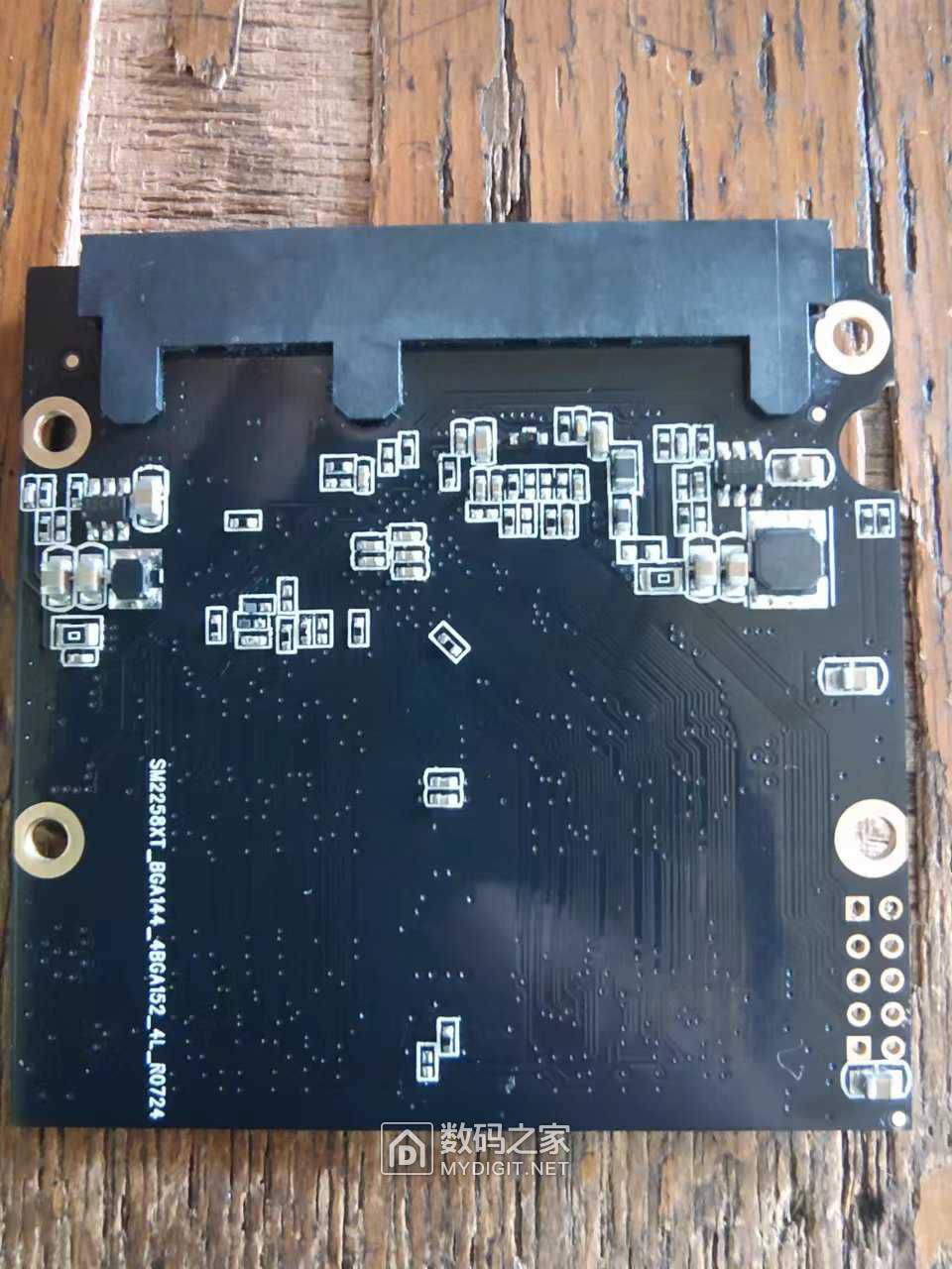 分享一块2258XT 四贴 满CE 跳线 板号SM2258XT_BGA144_4GBA152_4L_R0724 - SSD存储技术 数码之家