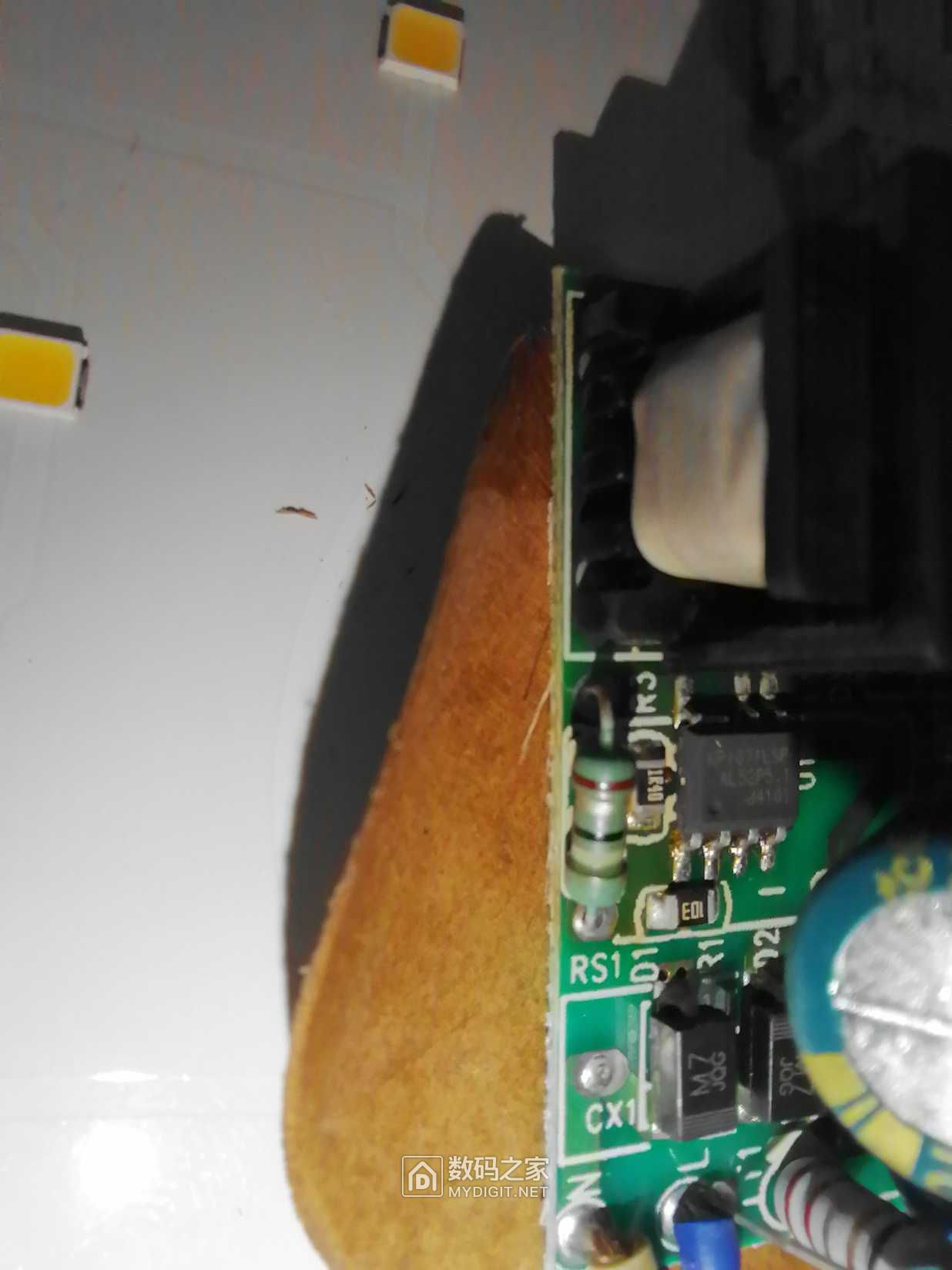 新买的吸顶灯灯板驱动电源改版了，不知道是好是坏。 - 手电筒/照明 数码之家