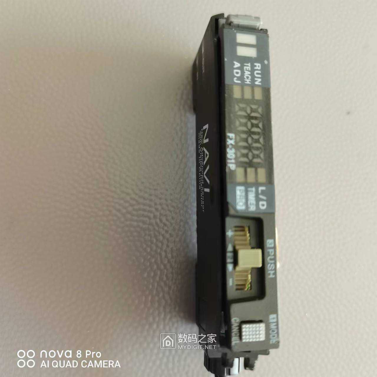 拆解松下红外传感放大器NAVI FX-301P - 行业拆客 数码之家